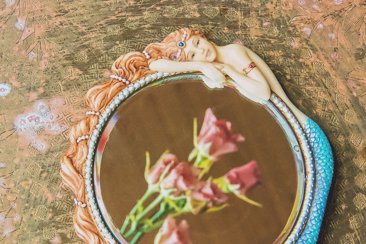 The Magic of Mirrors in Spellwork – Chai Bunny